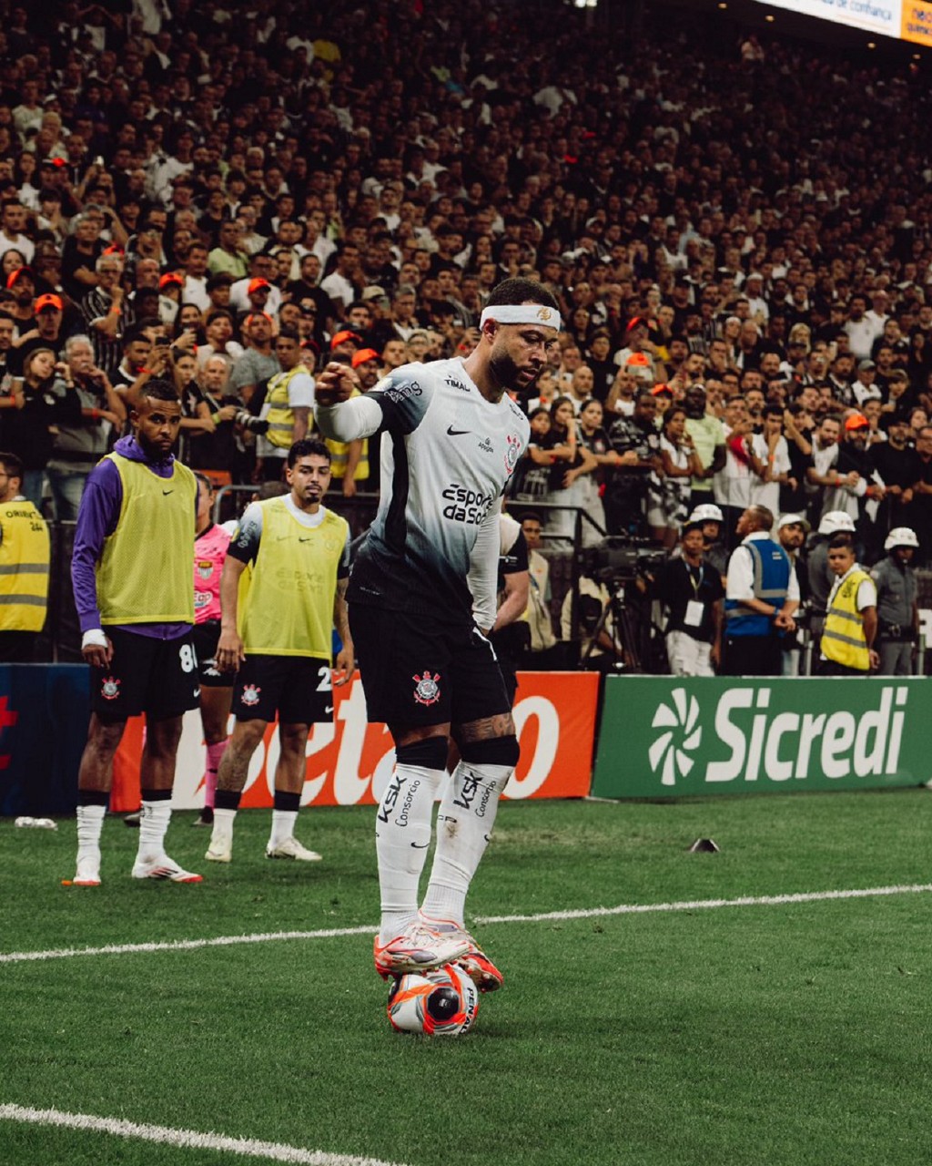 Memphis sobe em cima de bola e provoca CBF nas redes sociais após decisão; entenda polêmica